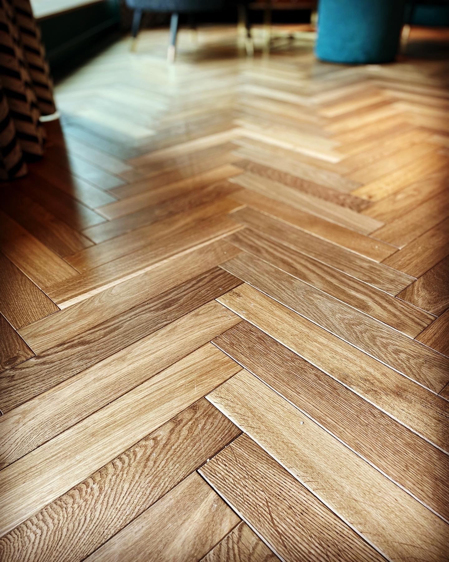 Parquet massif Bâton rompu PARQUETERIE DE BOURGOGNE Vieux de Bourgogne ...